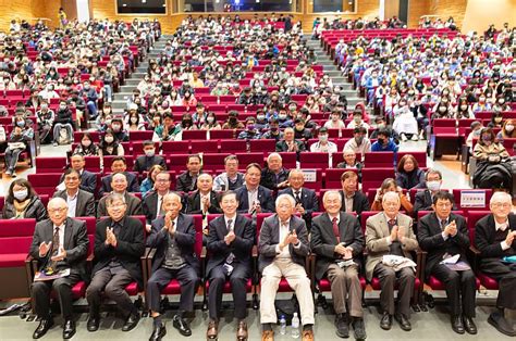 中央大學「余紀忠講座」 賀曾樸院士分享黑洞的神秘故事 中央社訊息平台