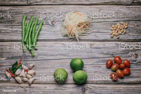 나무 테이블 배경에 파파야 샐러드 재료 뜨겁고 매운 맛의 유명한 태국 길거리 음식 요리 건강한 생활방식에 대한 스톡 사진 및