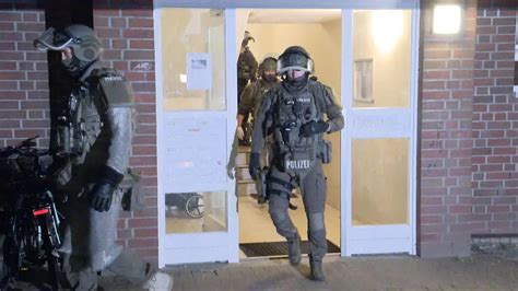 Sek Einsatz In Hamburg Mann Greift Polizeibeamte Mit Mistgabel An