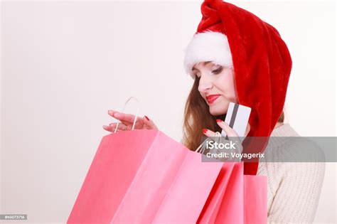 크리스마스 모자에 있는 여자는 신용 카드와 쇼핑백을 보유 하고있다 가방에 대한 스톡 사진 및 기타 이미지 가방 겨울 고객 Istock