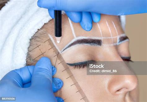 뷰티 살롱에서 두꺼운 눈 썹을 가진 아름 다운 여자의 눈 썹 영구 화장 Permanent Make Up에 대한 스톡 사진 및