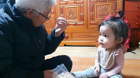 Sub 오랜만에 만난 할아버지와 강냉이 나눠먹는 애교쟁이 루다 🌽 23개월 아기 Youtube