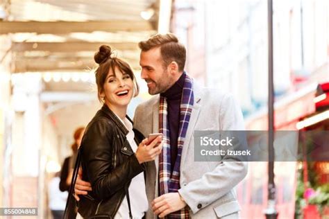도시 아름 다운 여자 스마트 휴대 전화를 사용 하 여 행복 한 부부 거리에 대한 스톡 사진 및 기타 이미지 거리 젊은 커플 패션 Istock