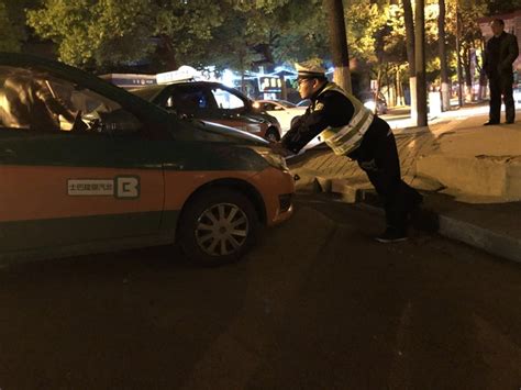 的士抛锚司机干着急 荷塘交警帮忙推车疏导交通
