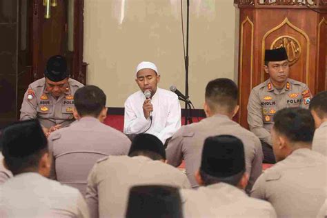 Kenang Tragedi Kanjuruhan Polres Malang Kibarkan Bendera Setengah