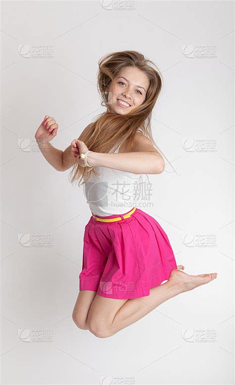 跳跃中的女孩