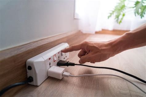 Ahorre electricidad ahorro de energía y protección del medio ambiente el dedo del hombre