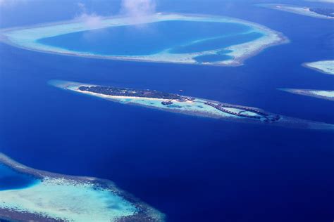 空から見るモルディブの美しい海とサンゴ礁｜南アリ環礁