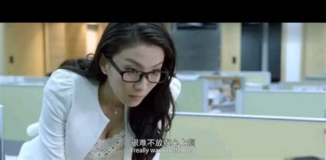 大胸妹弯腰，春光乍现，小伙眼睛都看直了手机新浪网