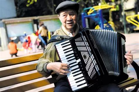 家庭教育是后代成长根部，李嘉诚爱将霍建宁超震撼的家族史界面新闻 · Jmedia