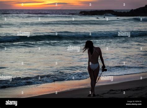 Hübsche Junge Frau Am Strand Bei Sonnenuntergang Mit Einer Kamera In