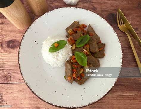볶음 절인 쇠고기 띠에 칠리 후추 바질 봄 양파를 넣고 밥과 함께 볶습니다 0명에 대한 스톡 사진 및 기타 이미지 0명