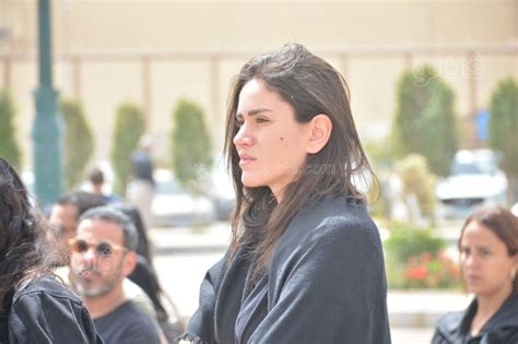 وصول جثمان والد الفنانة دينا الشربيني إلى مسجد المشير فيديو وصور