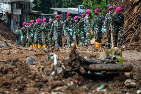 Pencarian Korban Tertimbun Longsor Akibat Gempa Cianjur Antara Foto
