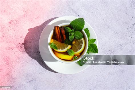 레몬 계피 스틱 민트 잎을 곁들인 블랙과 녹차 뜨거운 음료 건강한 멜리사 차 천연 유기농 아로마 드링크 여름 가을 겨울 따뜻한