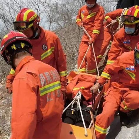 朝阳一女子登山突发疾病 消防紧急救援担架被救者人员