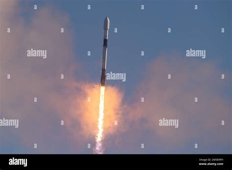 Une Fusée Falcon 9 Est Lancée Depuis Slc 40 à La Station De La Force