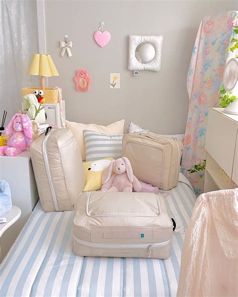 🎀말그미네🎀 색감을 덮고 취향을 뿌려요🫖 많은 이불 어떻게 정리하세요라는 질문 정말 많이 받았었는데요🥹 작은 창고 같은 방에 쌓아두고는 있는데 볼 때마다 답답해서