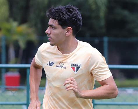 Exames apontam lesão muscular na coxa e Moreira vira desfalque no São Paulo Gazeta Esportiva