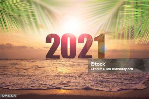 일출과 아침 하늘과 바다에서 번호 2021의 실루엣 2021 년 메리 크리스마스와 행복한 새해를 환영합니다 포부에 대한 스톡 사진 및 기타 이미지 Istock