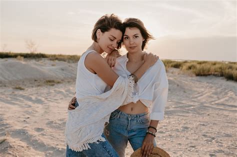 Duas Mulheres Jovens Se Divertindo Na Praia Do Pôr Do Sol Romance De