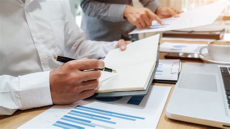 비즈니스 팀이 재무 데이터 및 보고서 그래프를 통해 브레인스토밍하고 논의합니다 팀워크 회의 작업 개념입니다 개념에 대한 스톡 사진 및 기타 이미지 Istock