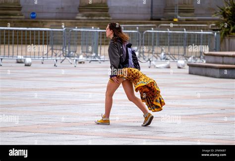 Jupe Dans Le Vent Banque De Photographies Et Dimages à Haute