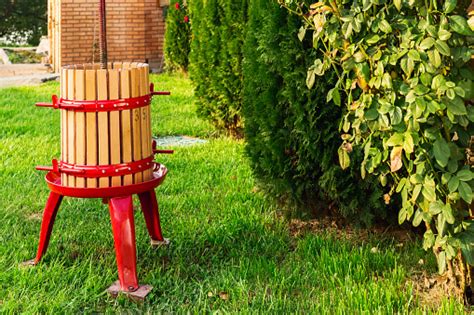 와인 프레스 기계 분쇄기 포도 수확 와인 생산을위한 특수 장비 복사 공간이있는 와인 제조 야외 작은 공예 사업의 개념 집에서 만든 와인 가을 와이너리 0명에 대한 스톡 사진