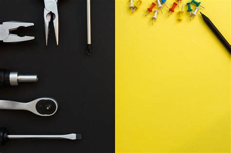 검은 색과 노란색 배경에 다른 건설 도구와 평면 누워 구성 체크 리스트 및 작업 도구 렌치 스크루 드라이버 플라이어 연필의 평면도 Diy에 대한 스톡 사진 및 기타 이미지