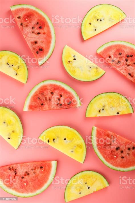 모양의 분홍색 배경에 빨간색과 노란색 수박의 조각 최소한의 음식 개념 아이디어 0명에 대한 스톡 사진 및 기타 이미지 0명 과일 껍질 Istock