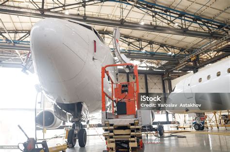 공항 격납고 실내에서 유지 보수 수리 체크에 현대 여객기 0명에 대한 스톡 사진 및 기타 이미지 0명 공장 산업 건물