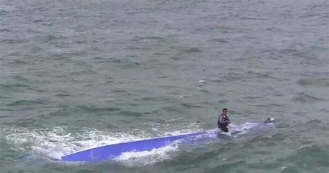 钦州海域一快艇深夜被浪打翻，2人在海面漂浮4小时后获救