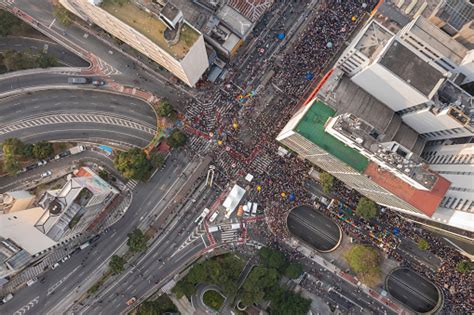 게이 프라이드 퍼레이드의 파울리스타 애비뉴의 공중 드론 영상 Lgbtqia 프라이드 파티의 깃발 26번째 게이 퍼레이드 Gay Pride Parade에 대한 스톡 사진 및