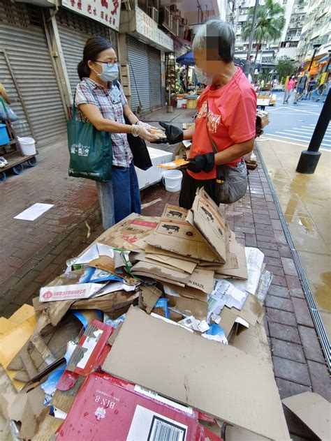 逾百基層申領銀杏館「麵包卡」日領一個愛心包 暖心婆婆轉贈露宿者 星島日報