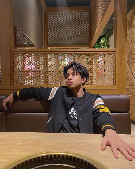 10 Potret Fateh Halilintar Kenakan Outfit Warna Hitam