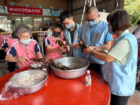 頂新和德志工包粽傳愛 陪阿公阿嬤提前過端午 蕃新聞