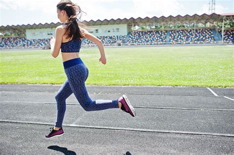 경기장에서 실행 하는 스포츠에 강한 맞는 여자의 초상화 갈색 머리에 대한 스톡 사진 및 기타 이미지 갈색 머리 거리 건강한 생활방식 Istock