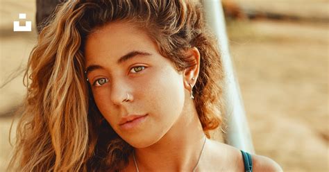 Una Mujer En Bikini Sosteniendo Una Tabla De Surf Foto Imagen De