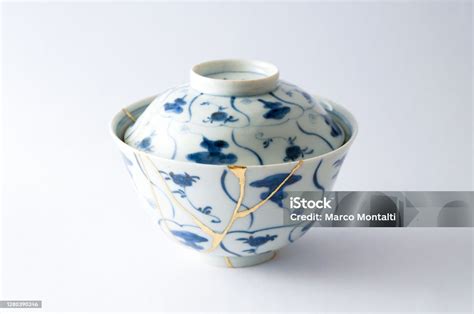 금 긴츠기 기술로 수리 된 골동품 깨진 일본 블루 그릇 50주년에 대한 스톡 사진 및 기타 이미지 50주년 커플 0명