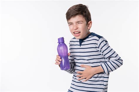 병에서 물을 마시는 이럴 소년 물병에 대한 스톡 사진 및 기타 이미지 물병 스튜디오 촬영 마시기 Istock