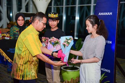 Penumpang Terakhir 2023 Dilepas Di Bandara SAMS Sepinggan Balikpapan