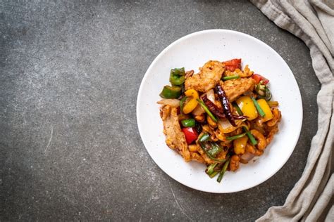 Жареная курица с орехами кешью Премиум Фото