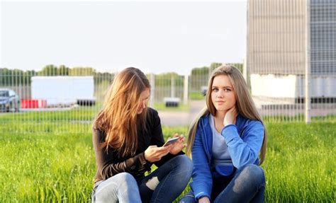 Duas Adolescentes Usando Smartphone Tirando Uma Selfie Sentadas Juntas