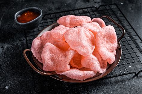 베트남 새우 새우 크래커 칩 케루 푹 아시아 패스트 푸드 검은 배경입니다 상위 뷰 0명에 대한 스톡 사진 및 기타 이미지 0