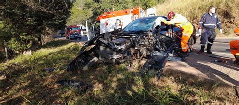 Motorista fica ferido após colidir carro em carreta na BR 116 entre