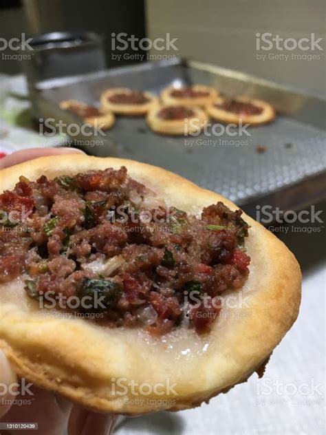 저녁 식사와 집에서 배경에 Sfihas와 형성을위한 갓 구운 고기 Sfiha 0명에 대한 스톡 사진 및 기타 이미지 0명