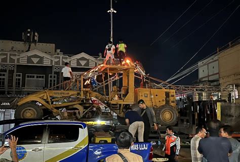Truk Pengangkut Alat Berat Yang Dikawal Polisi Tabrak Tiang Rambu Lalu