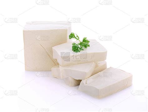 立方豆腐孤立在白色