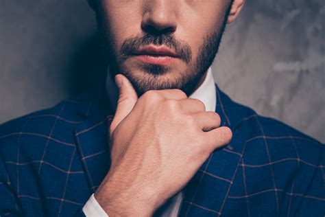 직면 절반 가까이 강력해 엄격한 영리한 마음된 자신감 신사 턱 절연 회색 배경 근처 시작 새 프로젝트 들고 손바닥에 대해 생각의 사진 초상화 남자에 대한 스톡 사진 및 기타