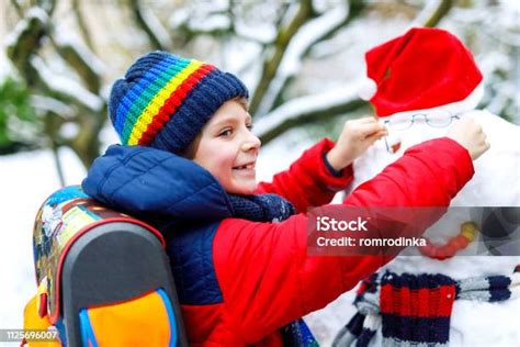 안경 및 배낭 초등학교 끝 후 눈사람 재미와 다채로운 옷에서 작은 학교 아이 보 12월에 대한 스톡 사진 및 기타 이미지 12월 1월 가족 Istock